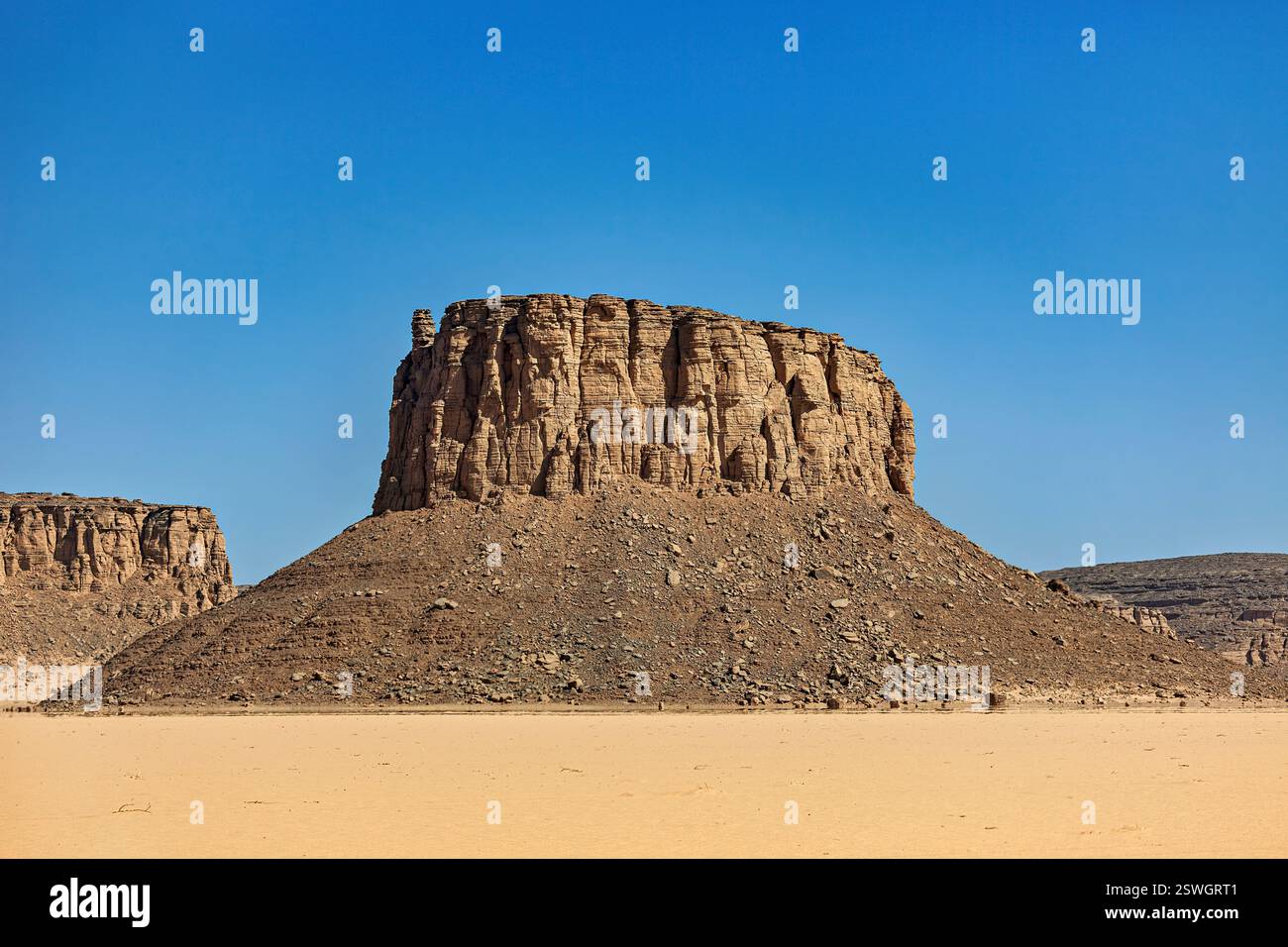 The mountain Landscape of the Sahara Desert in Algeria Stock Photo - Alamy