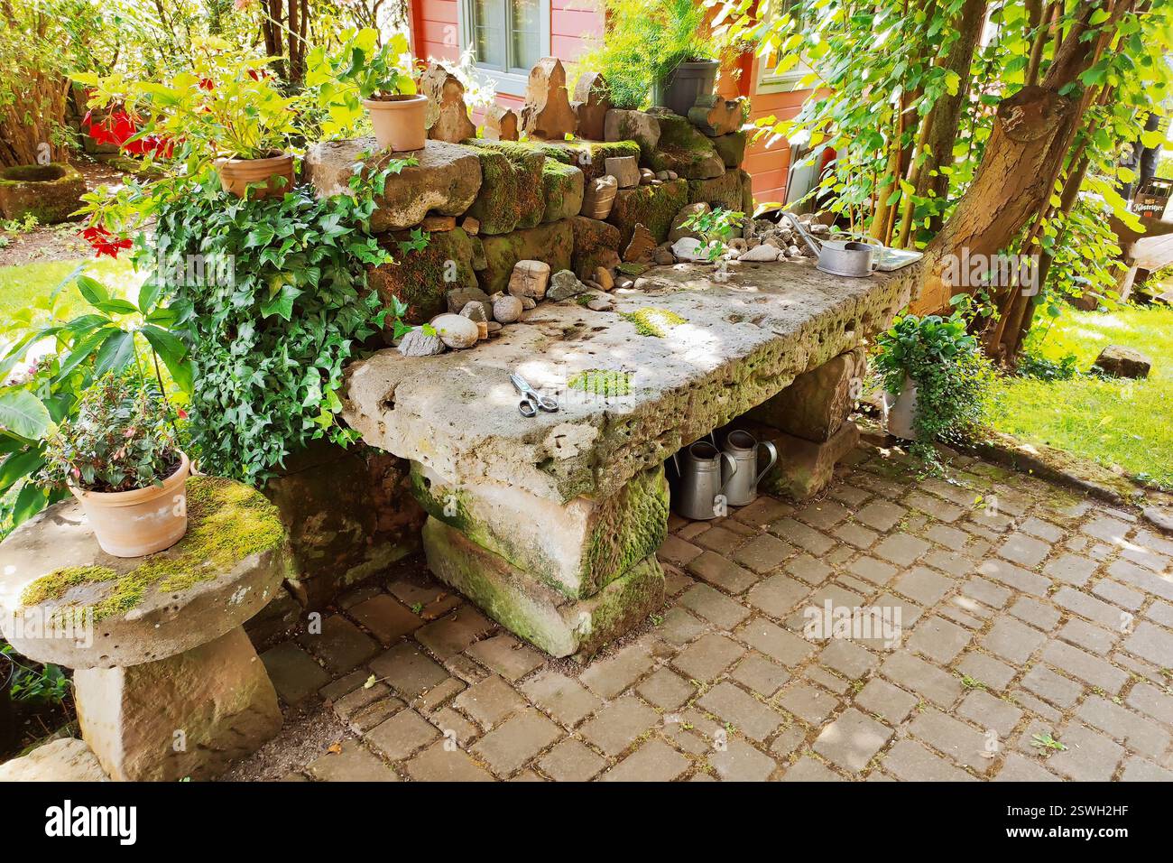 Under table rock hi-res stock photography and images - Alamy