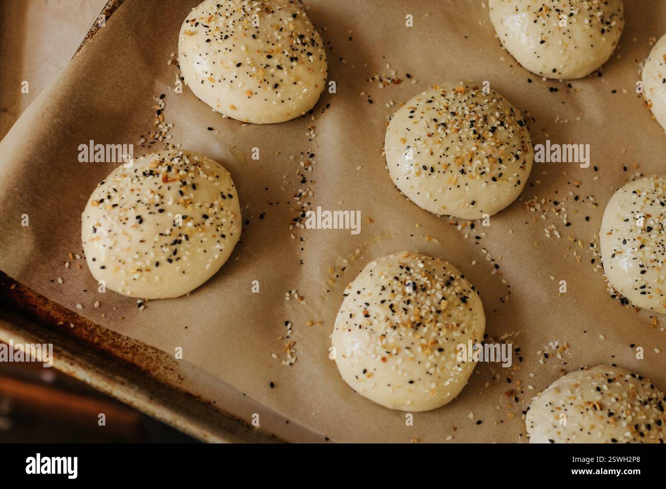Overhead view of sourdough buns with everything bagel seasoning Stock ...