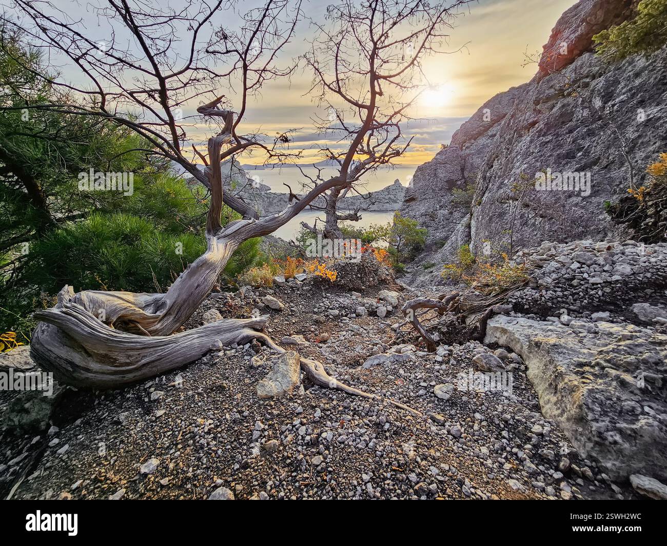 Dangerous off road driving along mountain edge and steep cliffs Stock ...