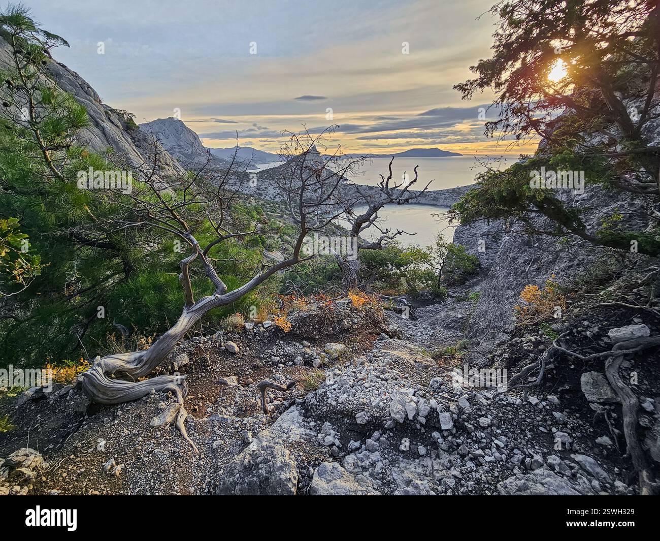 Dangerous off road driving along mountain edge and steep cliffs Stock ...