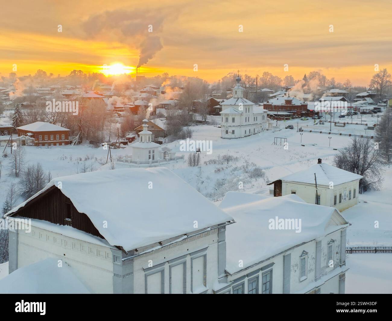 Winter in the Russian countryside. Ancient wooden hut under the Stock ...