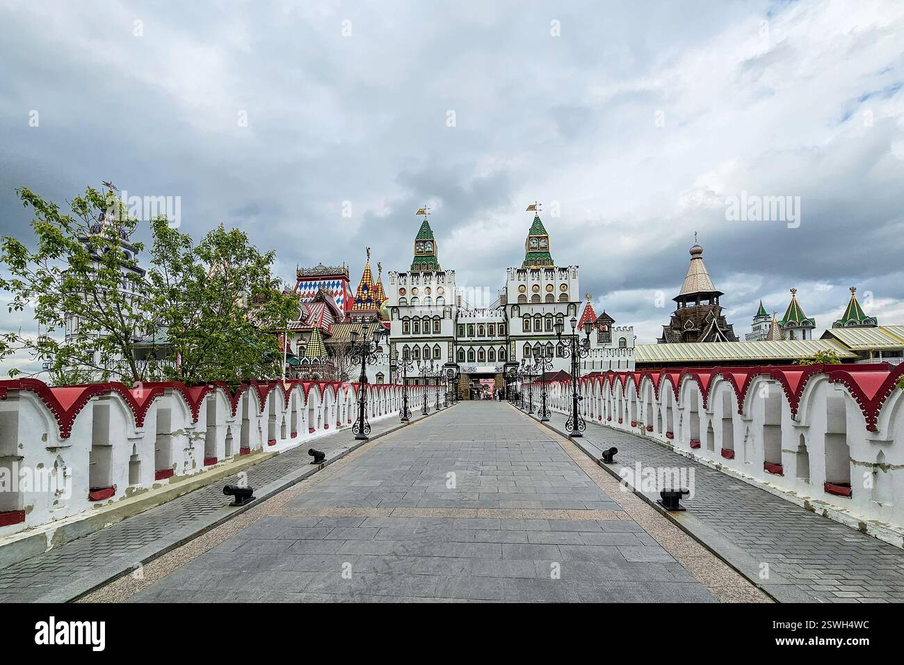 Entrance to the Izmailovsky Kremlin, spring in Moscow. Kremlin Cultural ...