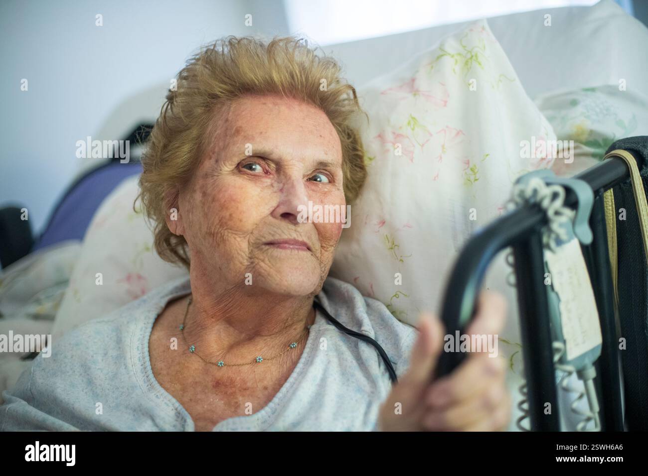 Patient reading newspaper hi-res stock photography and images - Alamy