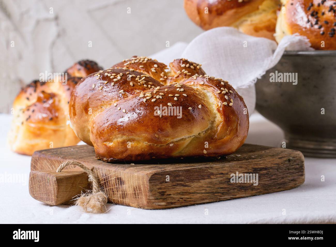 Round Challah bread Stock Photo - Alamy