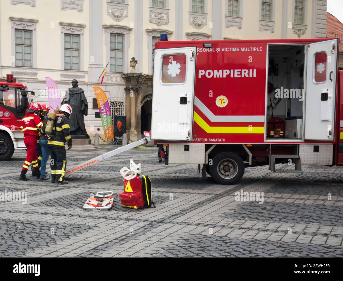 Emergency response team ambulance hi-res stock photography and images ...