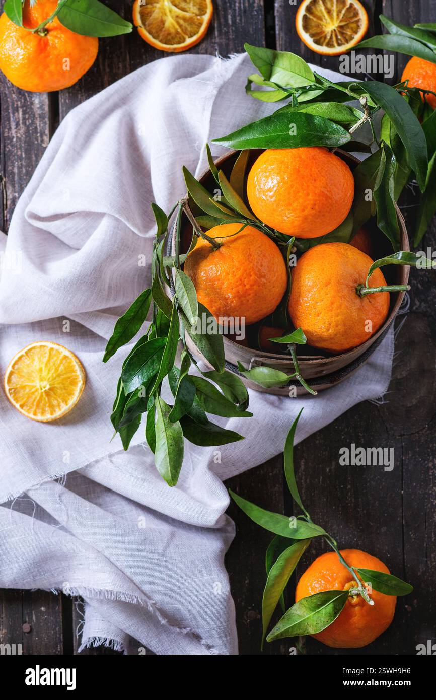 Tangerines with leaves Stock Photo - Alamy