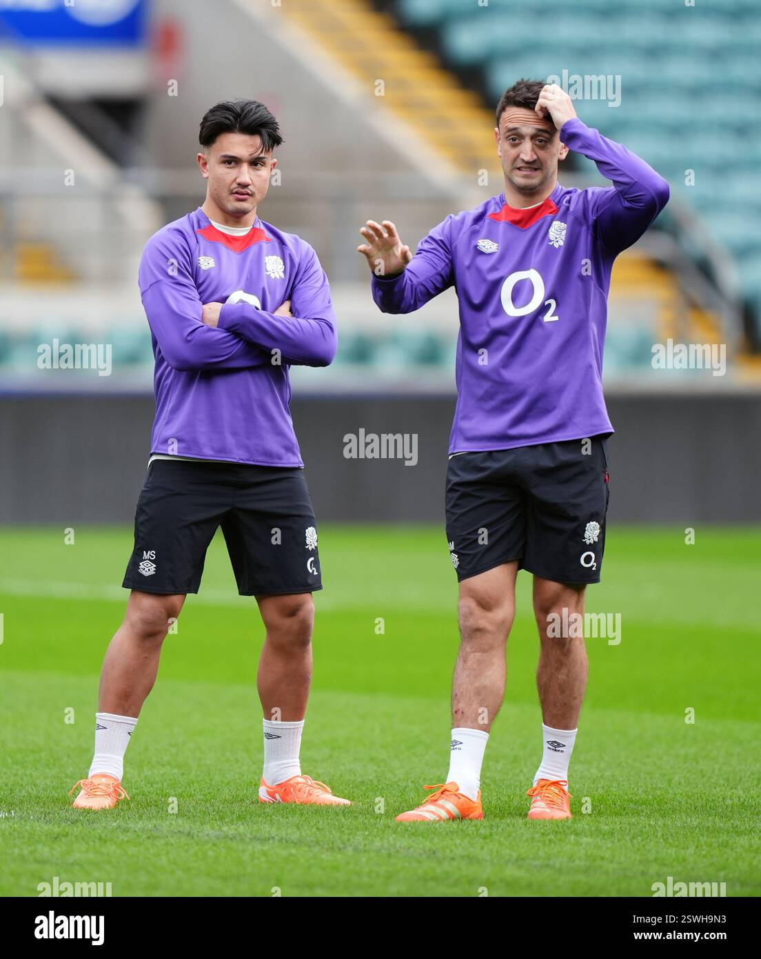 England's Marcus Smith and Alex Mitchell (right) during a training ...