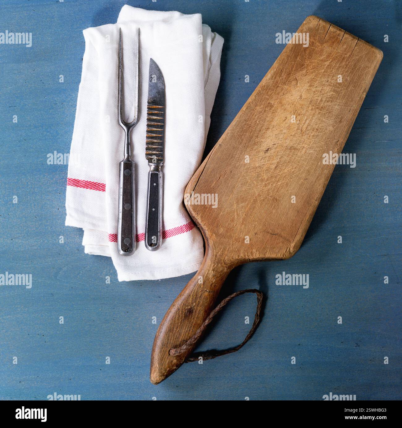 Empty chopping board with cutlery Stock Photo - Alamy