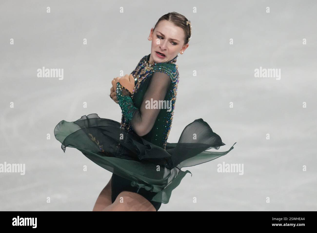 Sarah Everhardt of the United States performs during the women's short ...