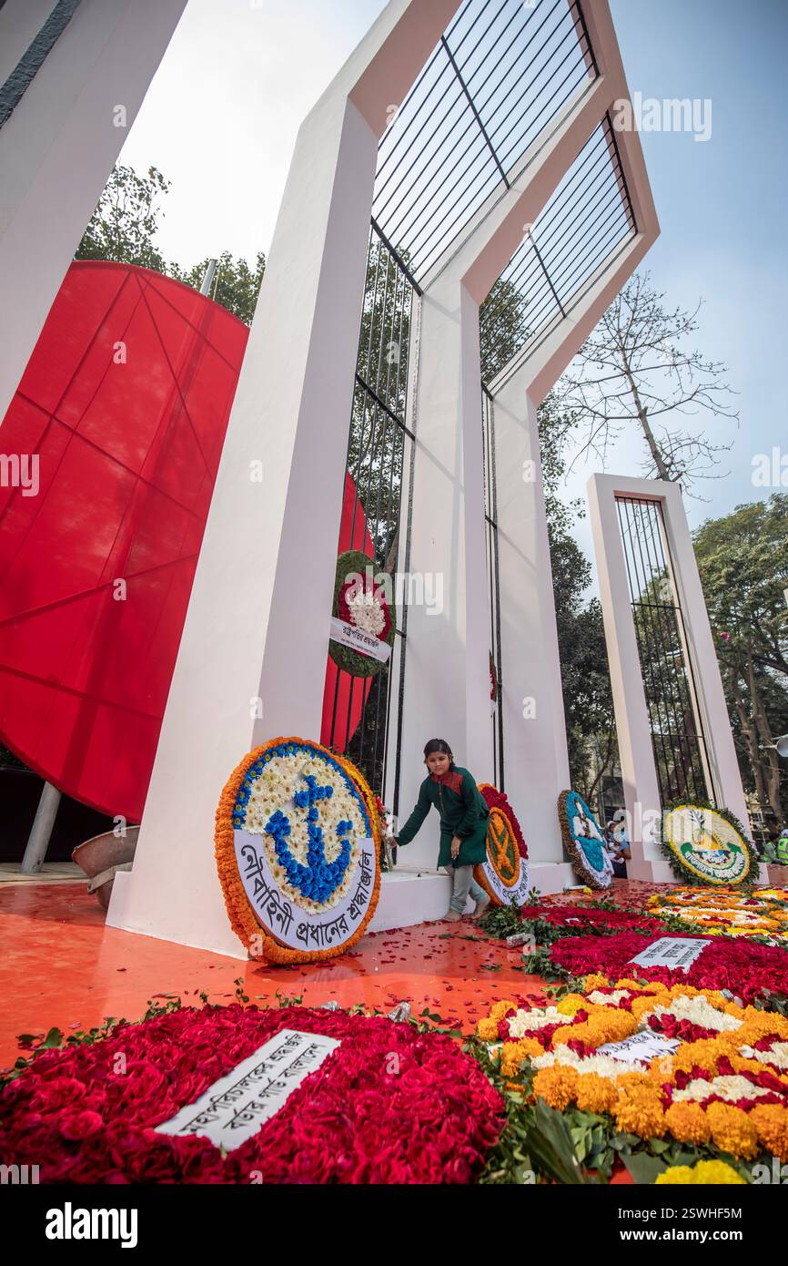 Dhaka, Bangladesh. 21st Feb, 2025. Children pay tribute at the Martyr's ...