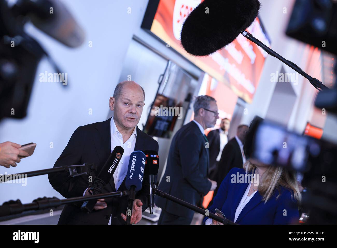 Cologne, Germany. 21st Feb, 2025. Federal Chancellor Olaf Scholz (SPD ...