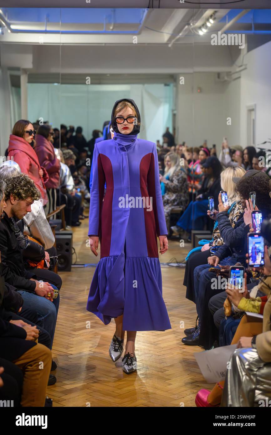 Fashion show catwalk 2025 hi-res stock photography and images - Alamy