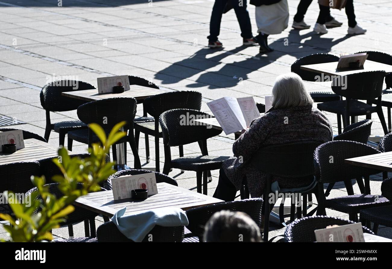 Stuttgart, Germany. 21st Feb, 2025. In bright sunshine and mild temperatures, the first guests ...