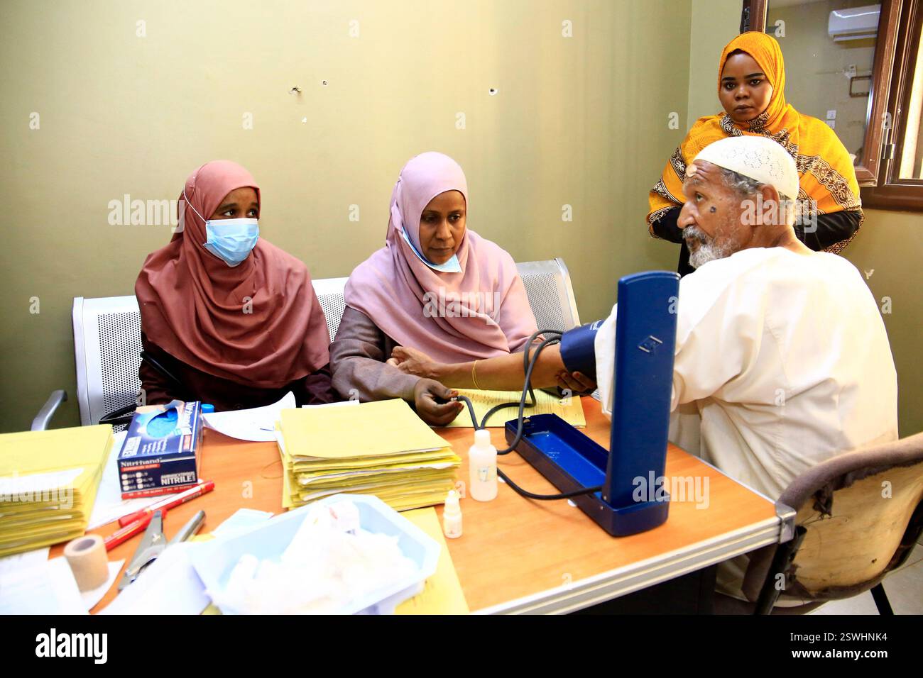Omdurman, Sudan. 20th Feb, 2025. A Sudanese female doctor measures the ...