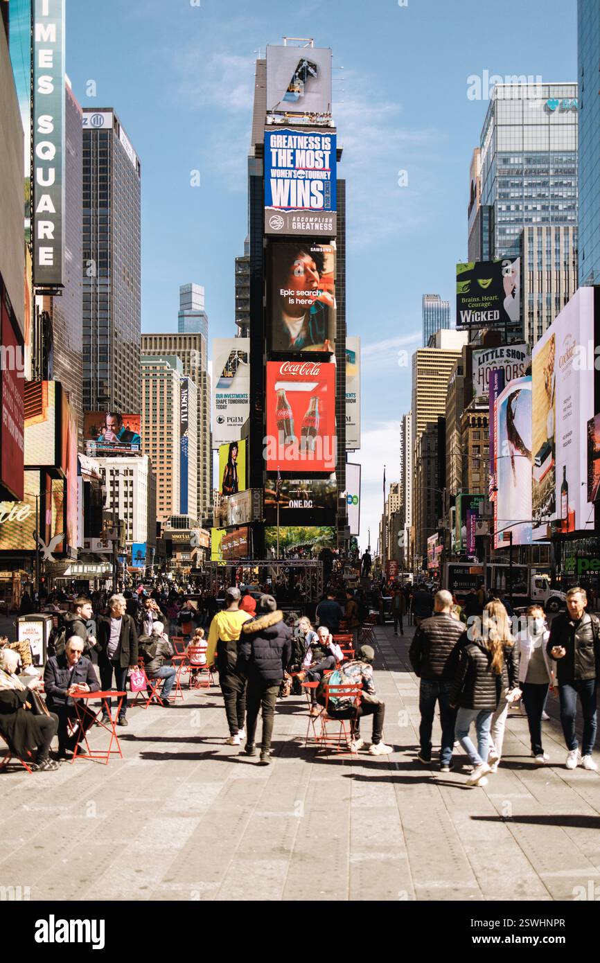 Times square billboards 2024 hi-res stock photography and images - Alamy