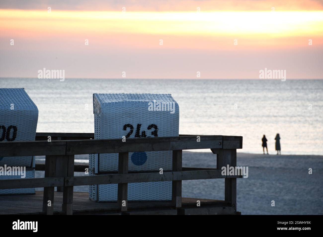 19 February 2025, Schleswig-Holstein, Kampen: Two people walk along the ...