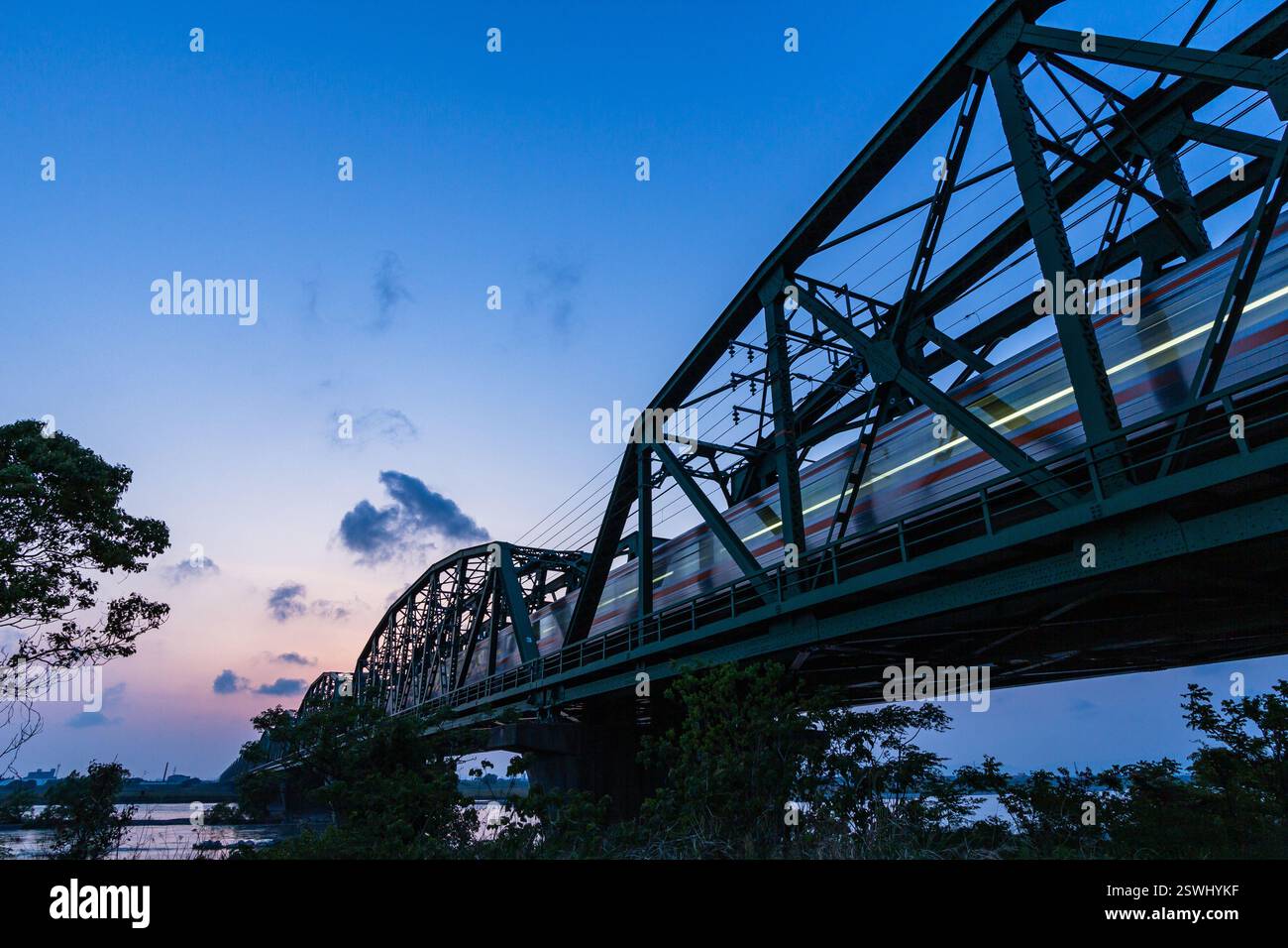 The bridge of the Tenryu River and the trajectory of the train in Iwata ...