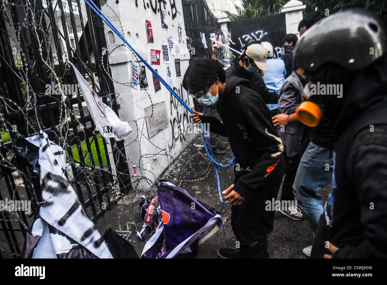 Bandung, West Java, Indonesia. 21st Feb, 2025. Hundreds of students ...