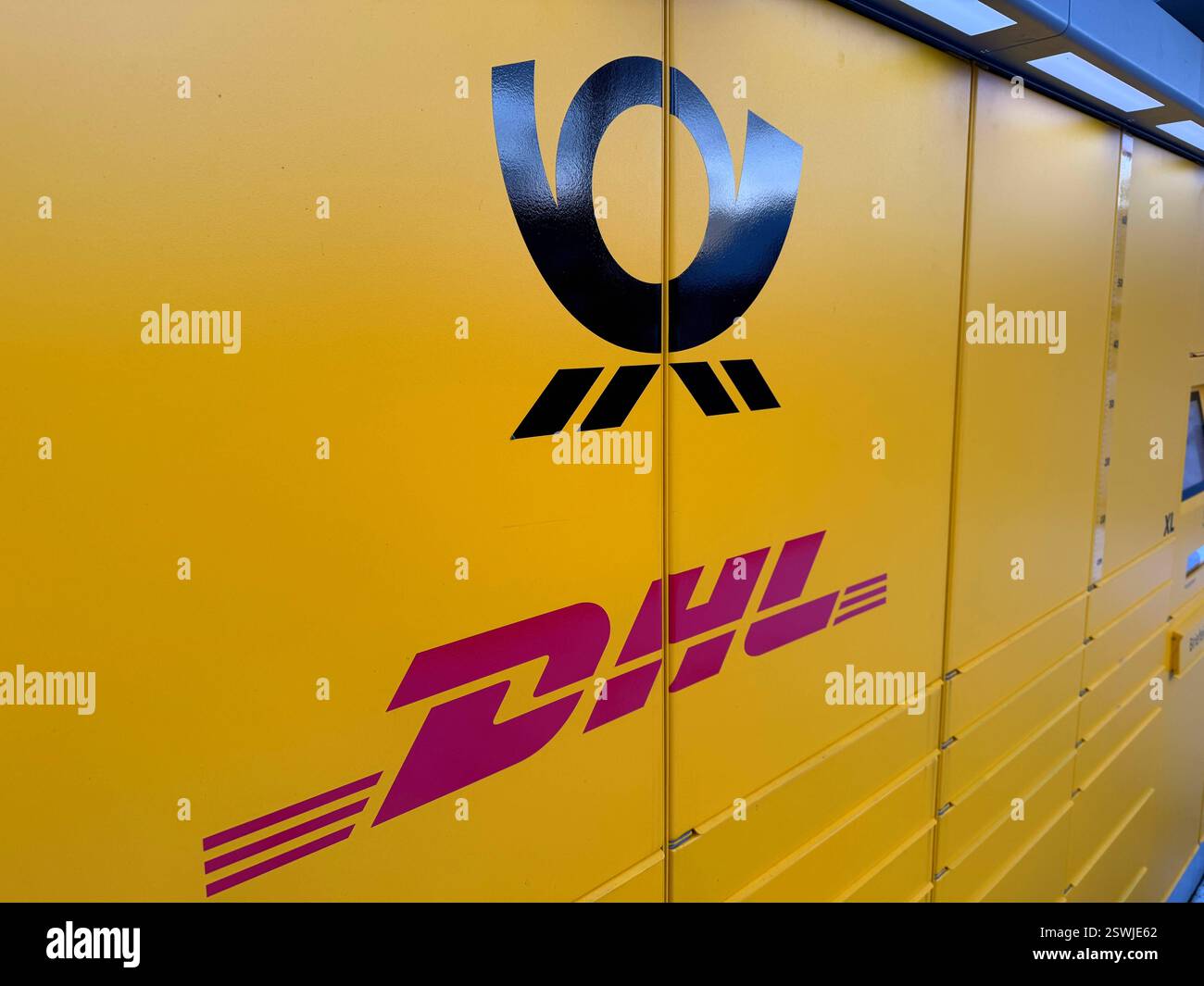 Paketstation DHL Packstation Copyright: xmix1x Stock Photo - Alamy