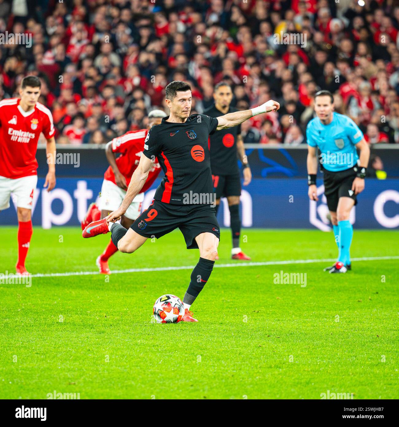 Robert Lewandowski marking the penalty on match between SLBenfica vs FC ...