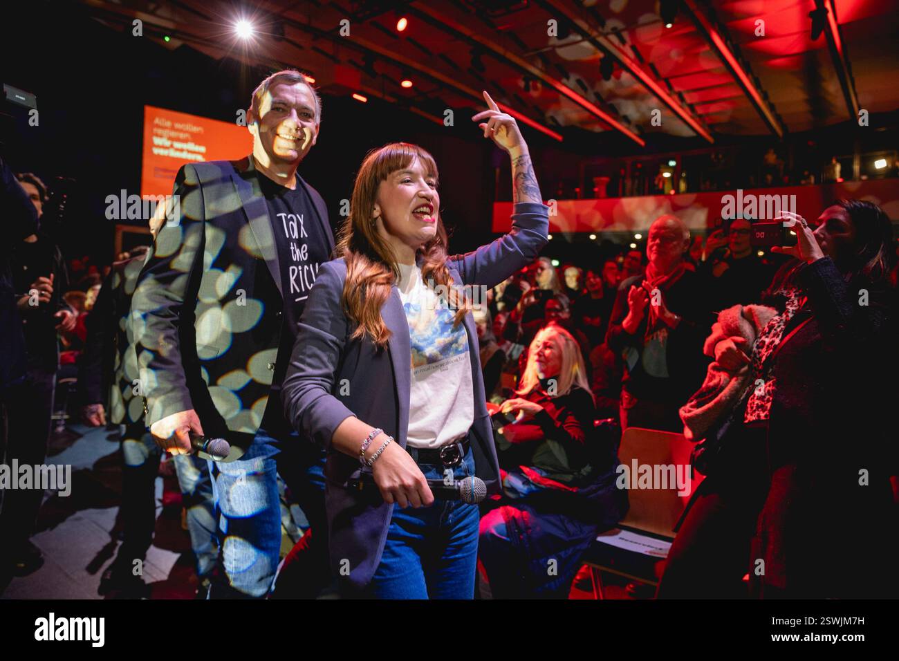 Jan van Aken, Parteivorsitzender und Spitzenkandidat der Linke, und ...