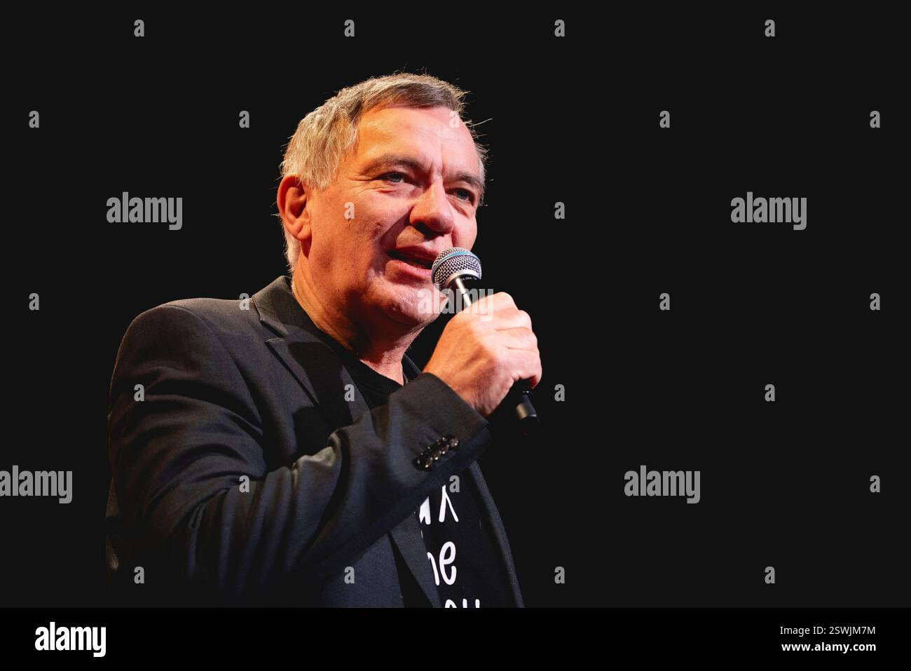 Jan van Aken, Parteivorsitzender und Spitzenkandidat der Linke, spricht ...