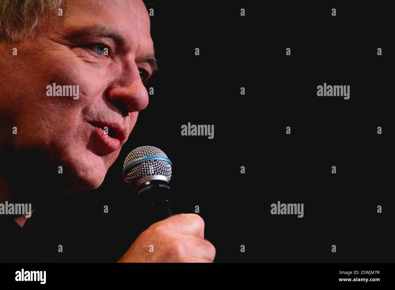 Jan van Aken, Parteivorsitzender und Spitzenkandidat der Linke, spricht ...