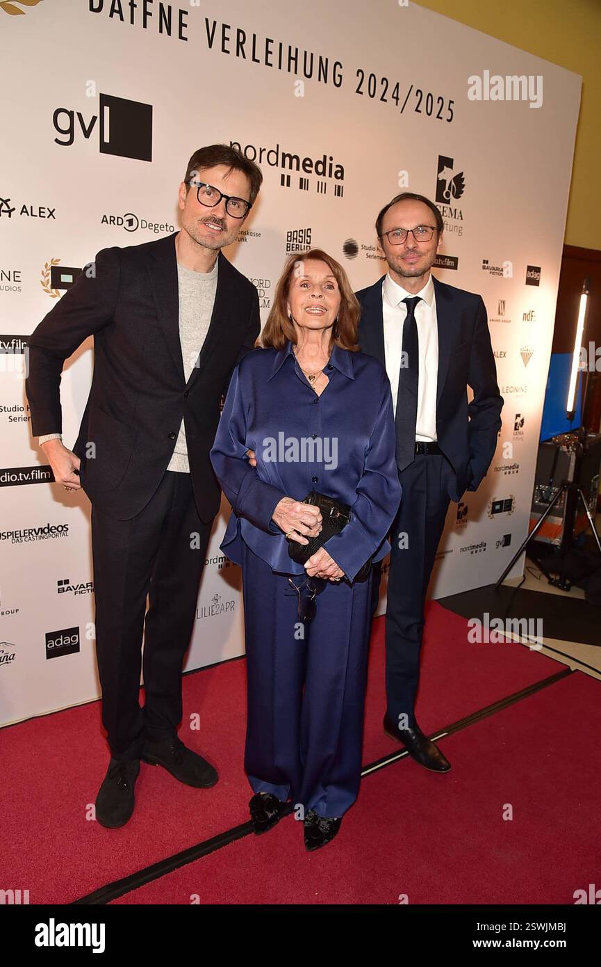 FFF Berlinale Empfang 2025 Berlin Senta Berger mit ihren Söhnen Simon ...