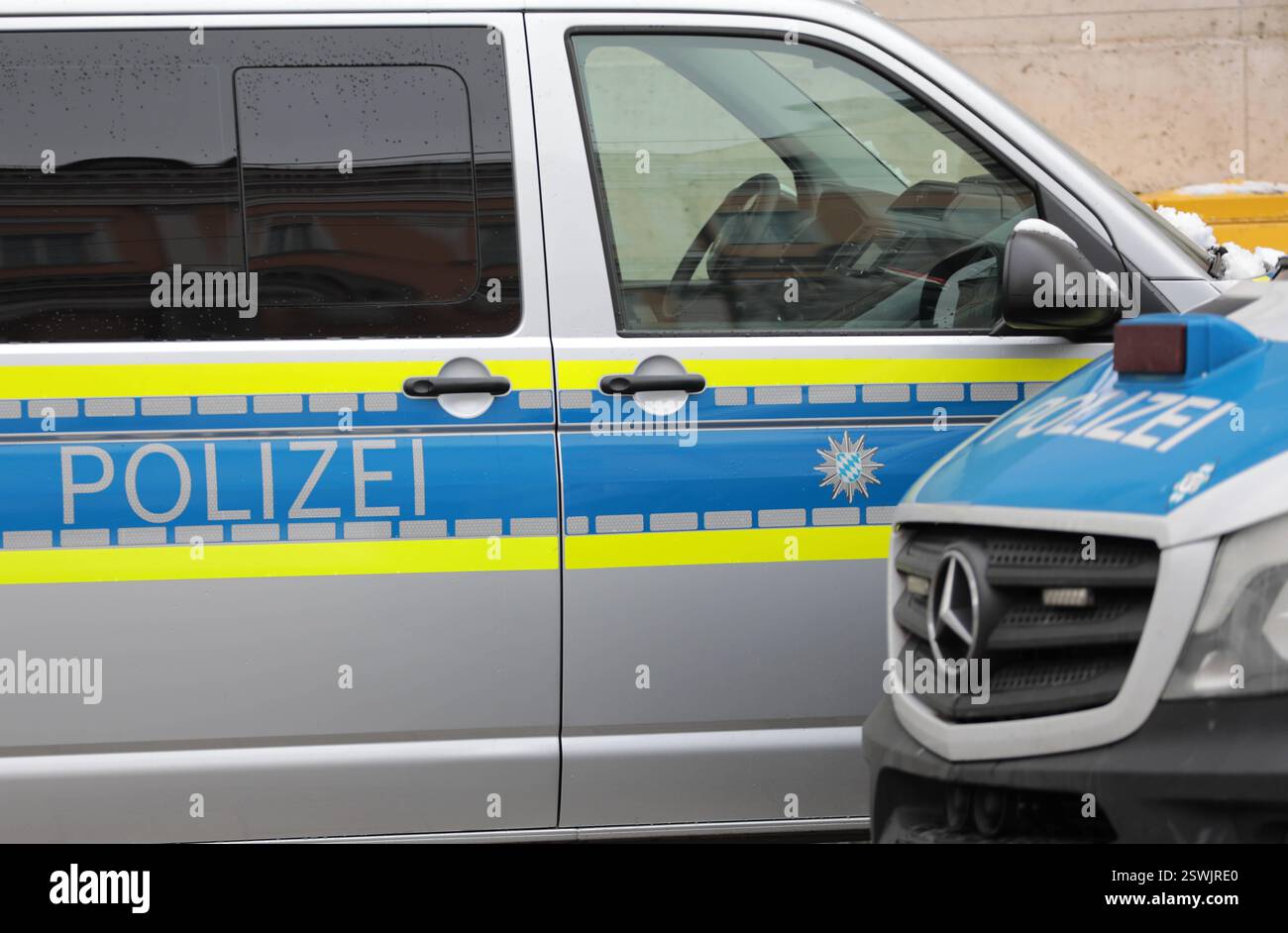Polizeifahrzeuge der bayerischen Polizei um den Bereich des Hotel ...