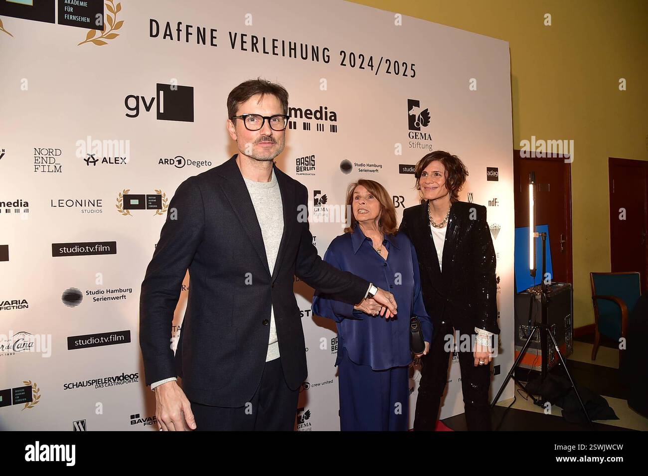 FFF Berlinale Empfang 2025 Berlin Senta Berger mit ihren Söhnen Simon ...