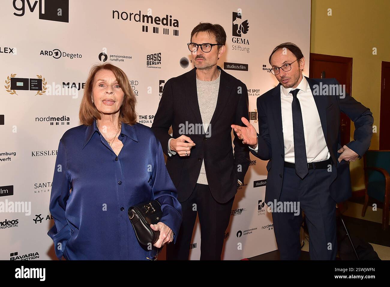 FFF Berlinale Empfang 2025 Berlin Senta Berger mit ihren Söhnen Simon ...