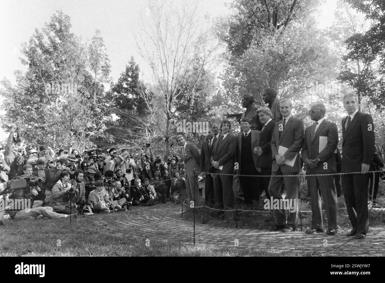 Officials pose after unveiling of the Vietnam Memorial “Three ...
