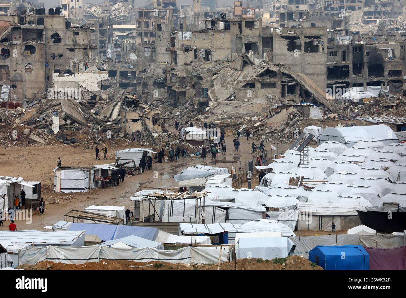 People continue their daily life under difficult conditions at Shujaiya ...