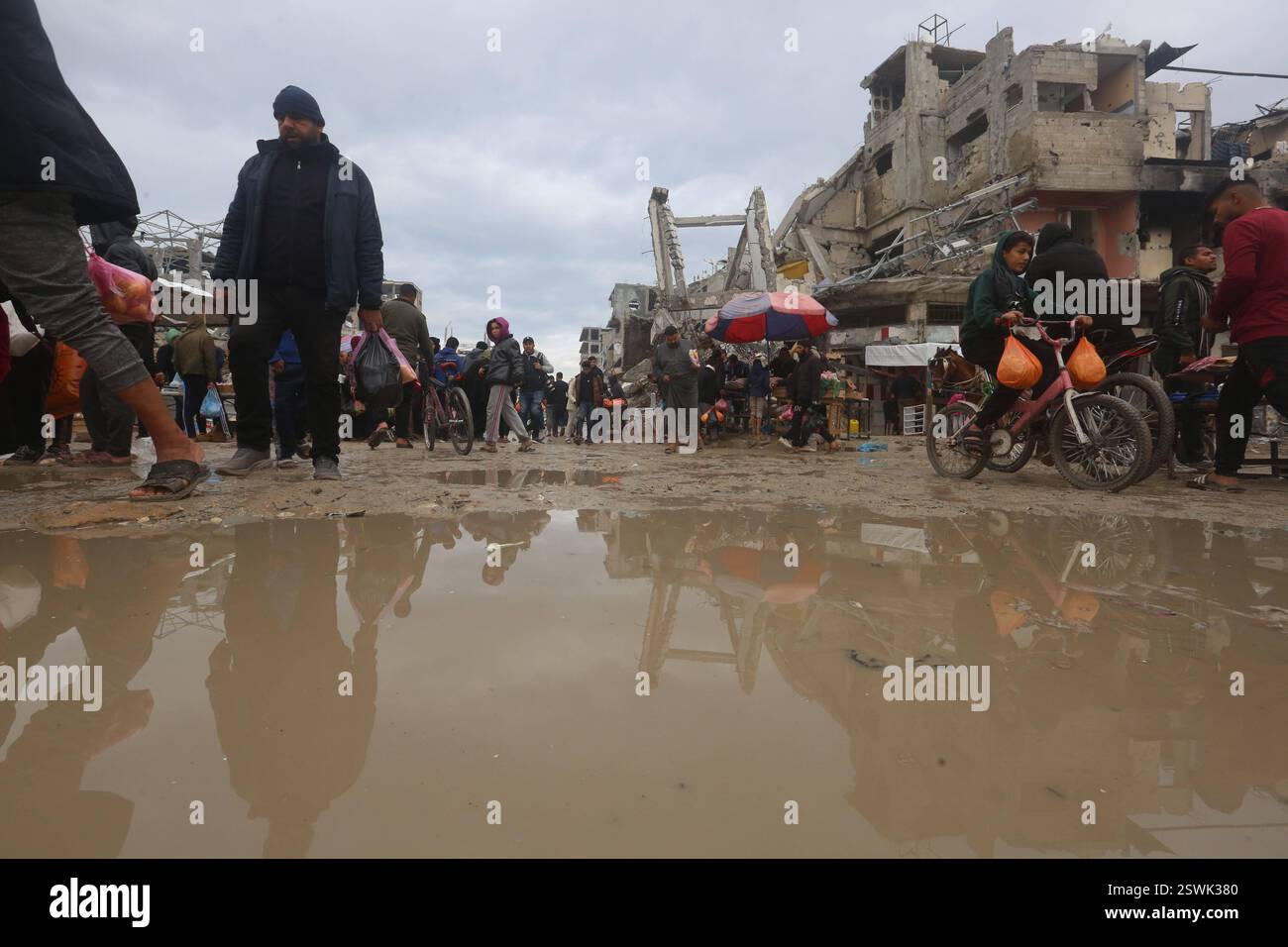 People continue their daily life under difficult conditions at Shujaiya ...