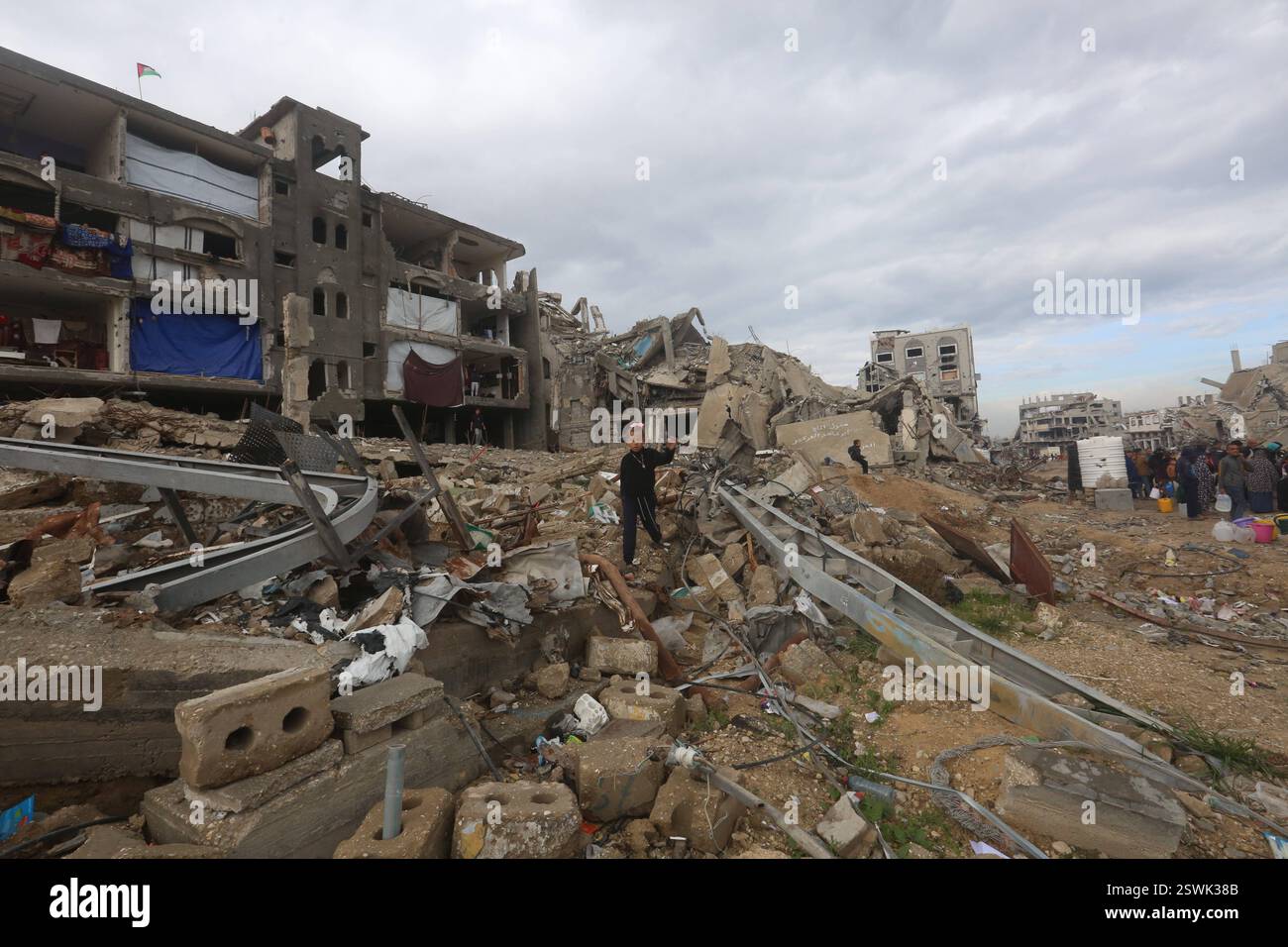 People continue their daily life under difficult conditions at Shujaiya ...