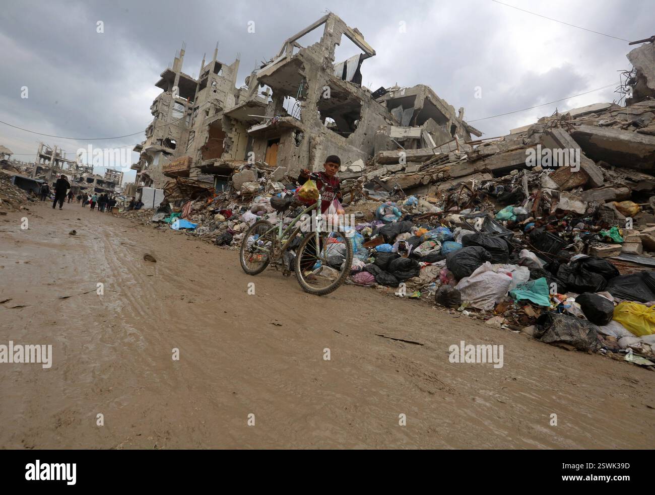 People continue their daily life under difficult conditions at Shujaiya ...