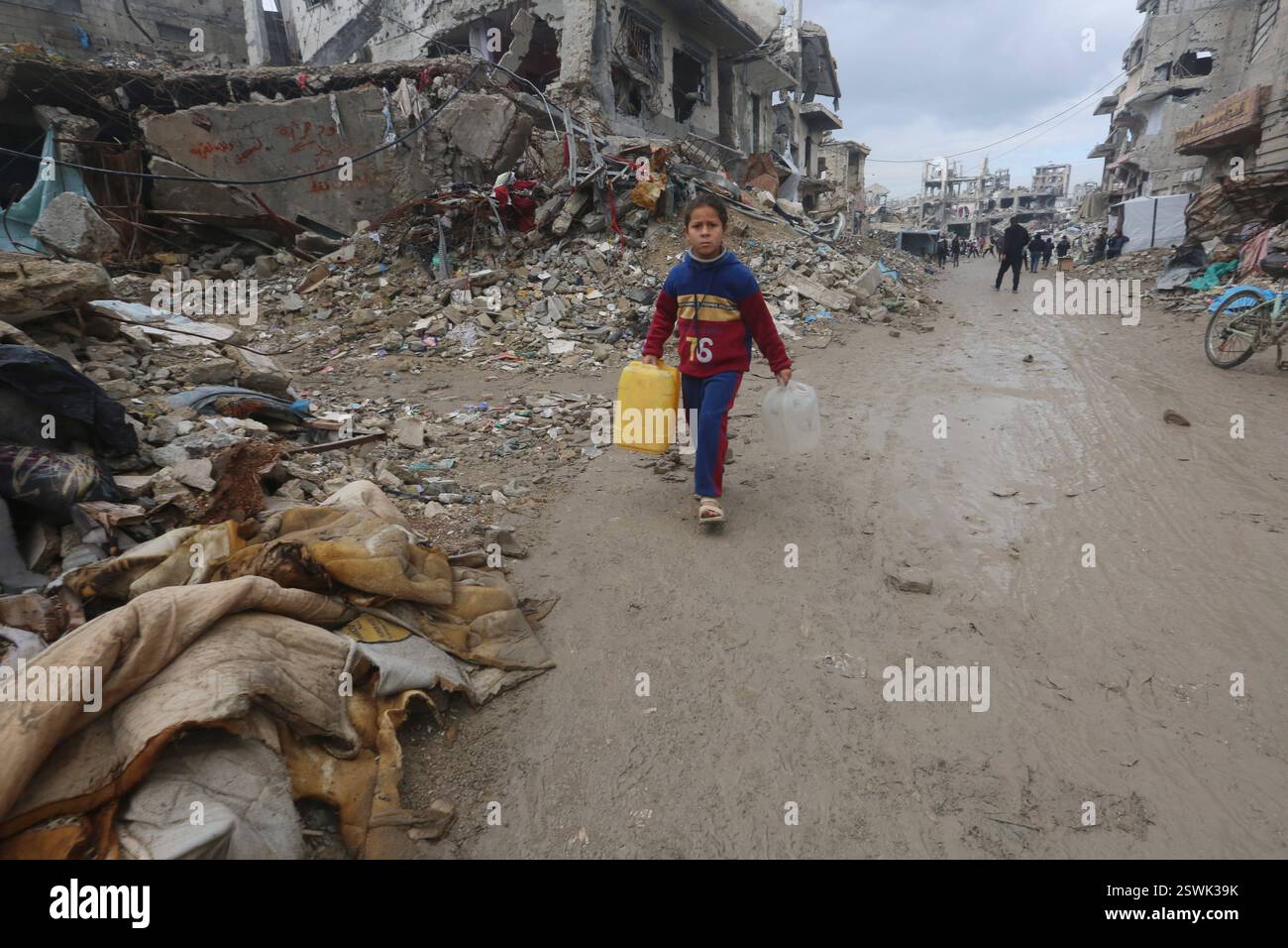 People continue their daily life under difficult conditions at Shujaiya ...