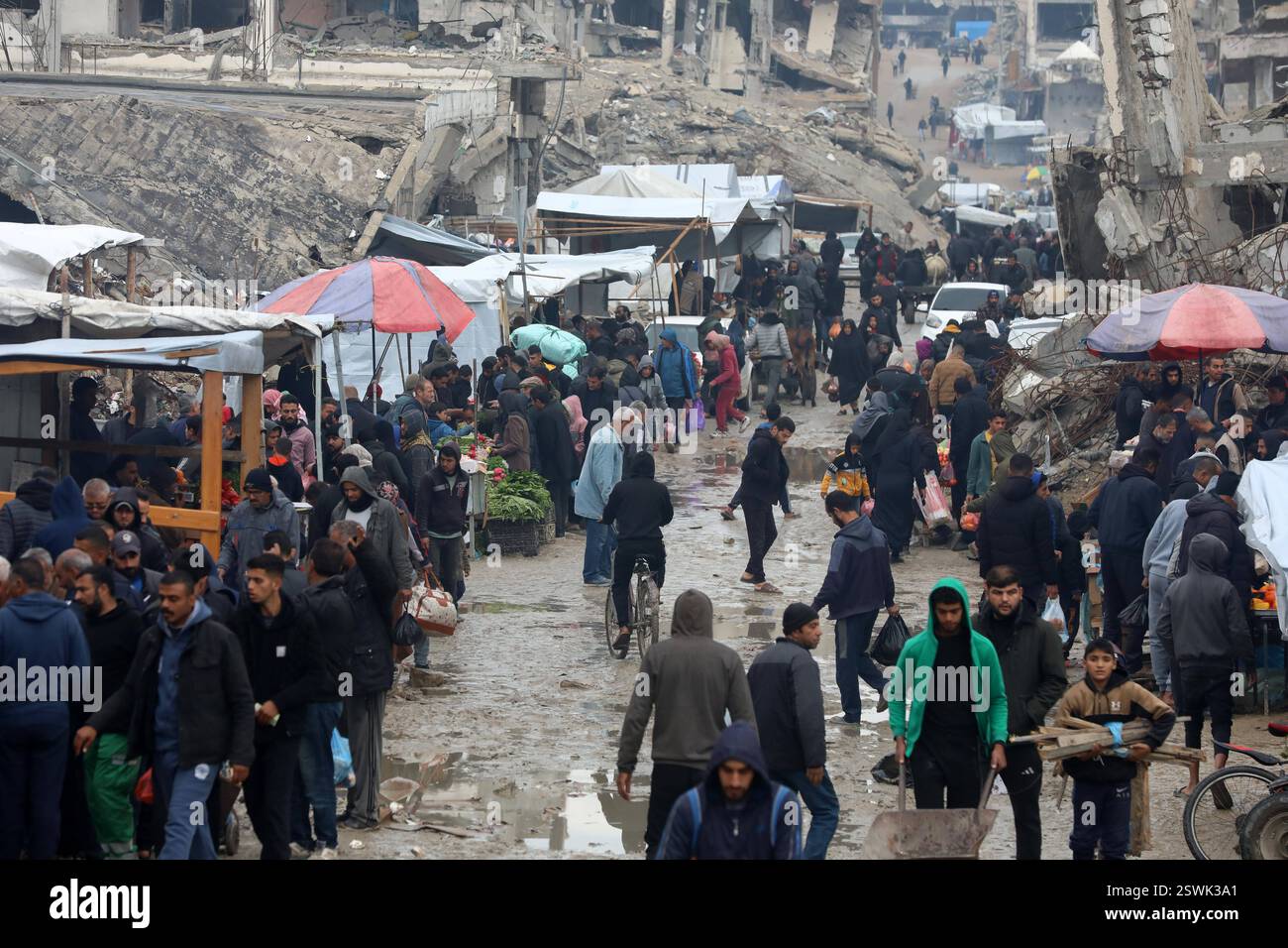 People continue their daily life under difficult conditions at Shujaiya ...