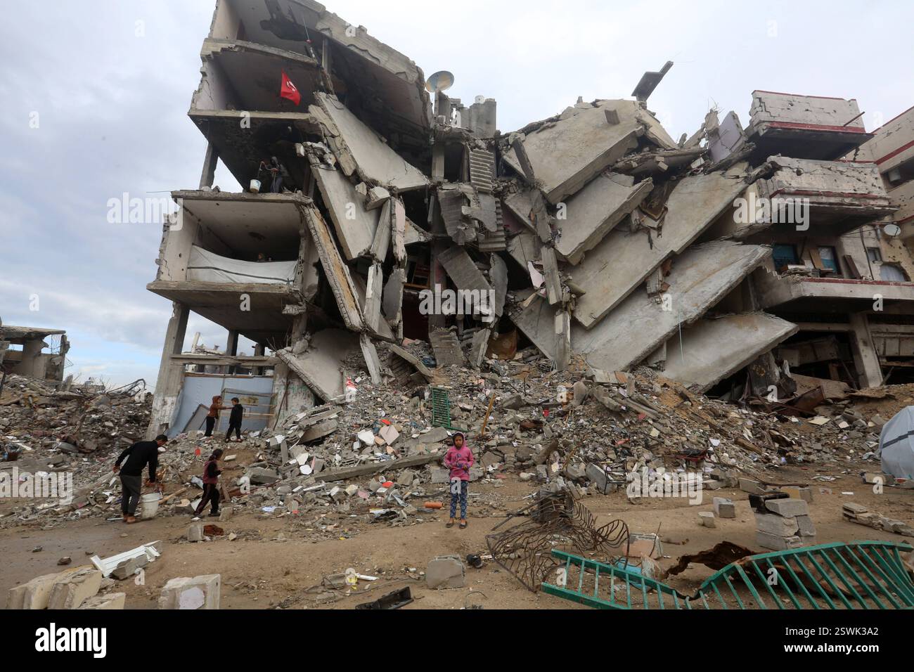 People continue their daily life under difficult conditions at Shujaiya ...