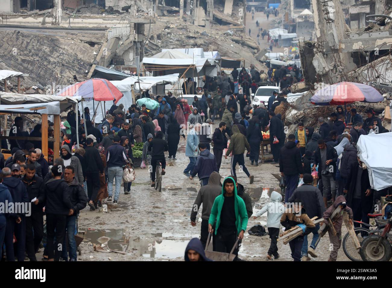 People continue their daily life under difficult conditions at Shujaiya ...