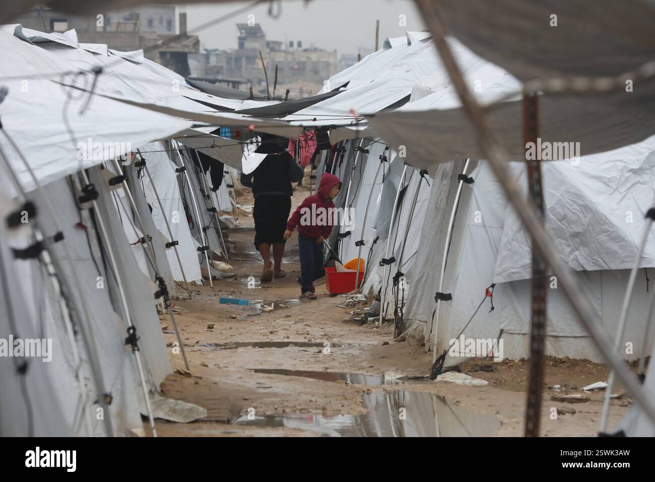 People continue their daily life under difficult conditions at Shujaiya ...