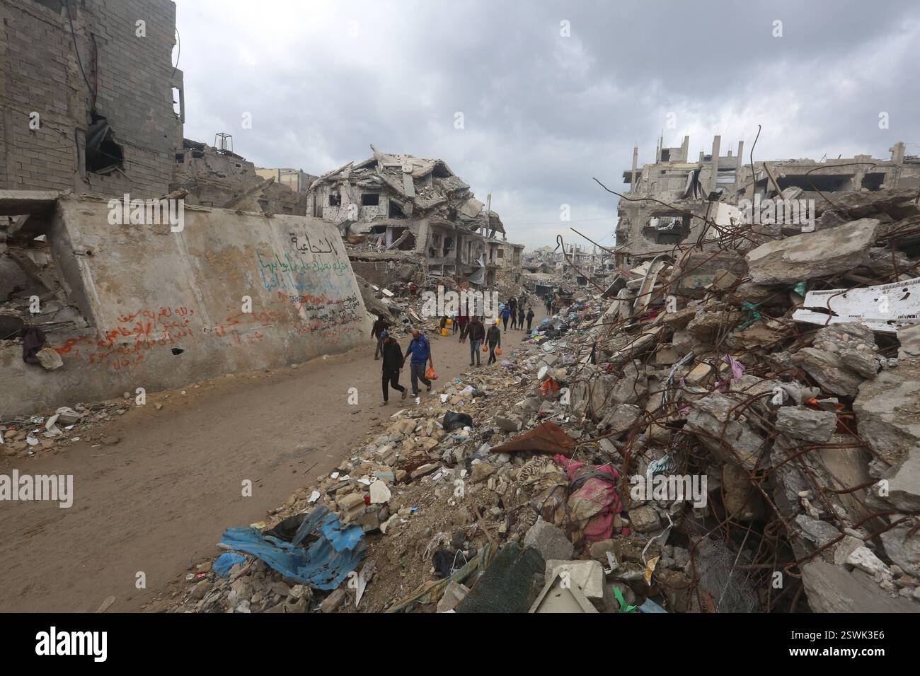 People continue their daily life under difficult conditions at Shujaiya ...
