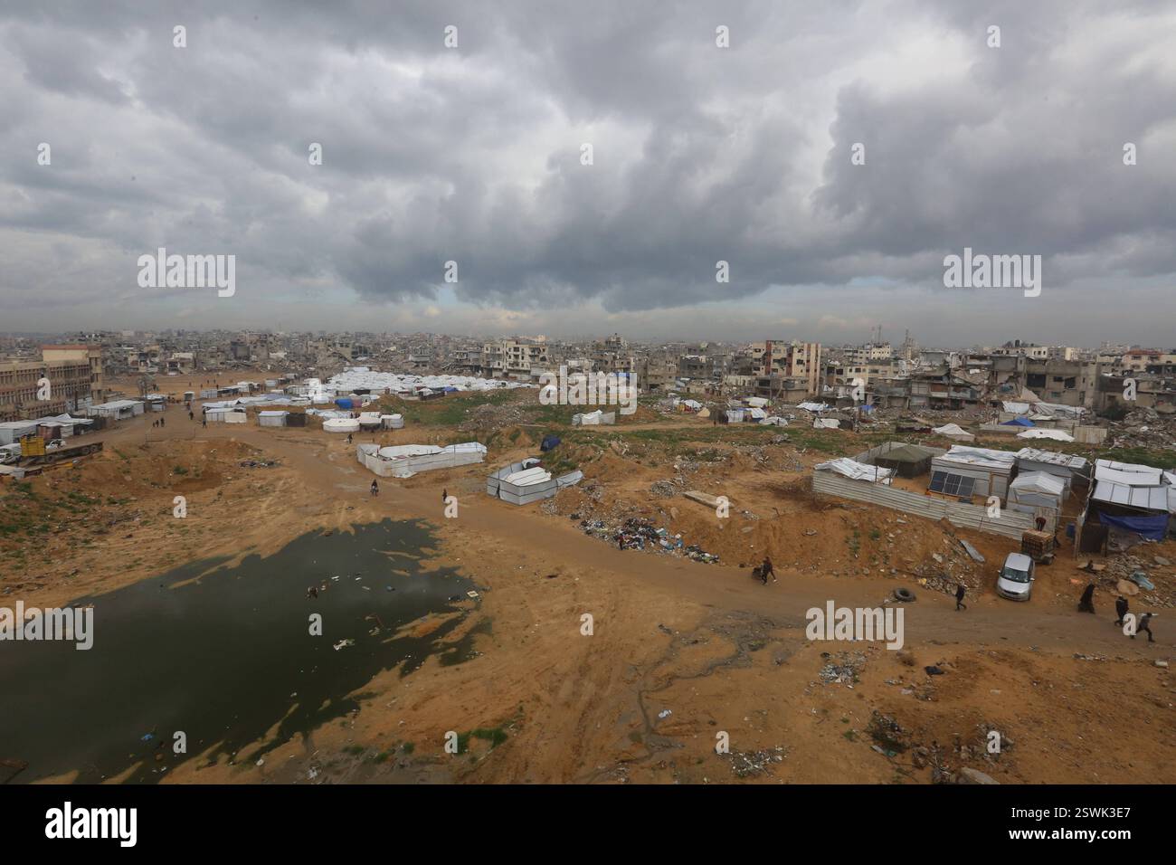 People continue their daily life under difficult conditions at Shujaiya ...