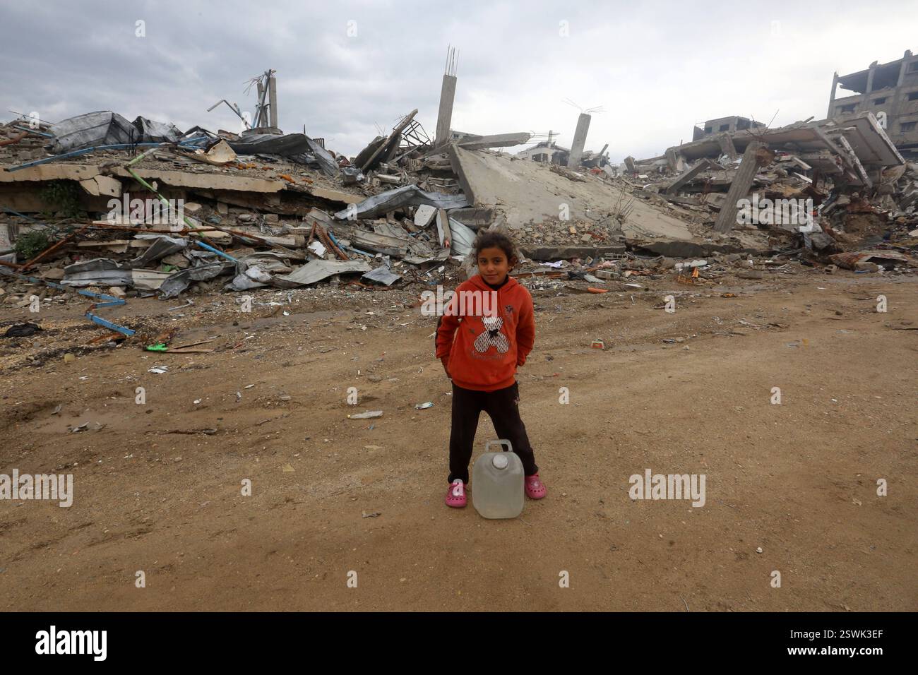 People continue their daily life under difficult conditions at Shujaiya ...