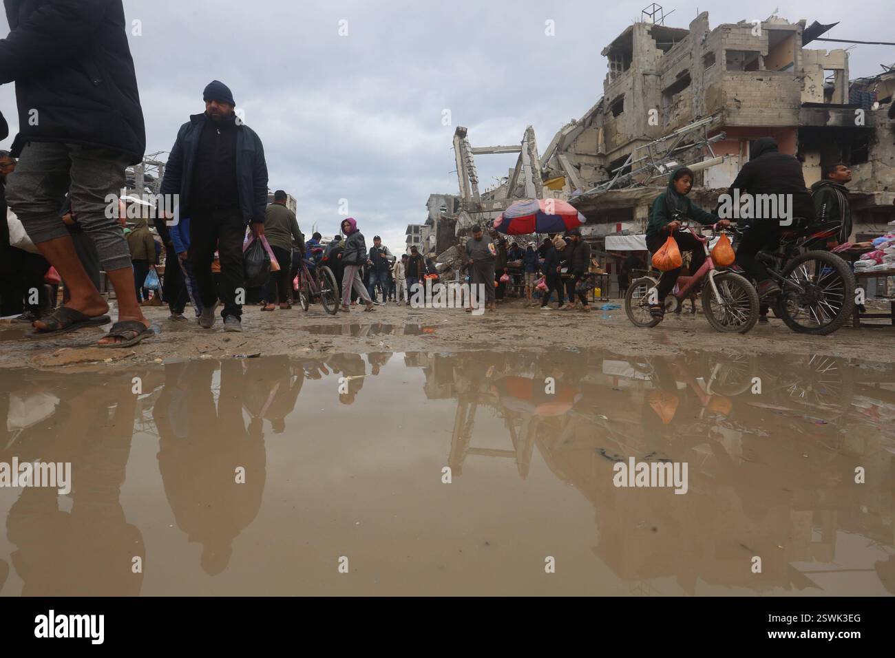 People continue their daily life under difficult conditions at Shujaiya ...