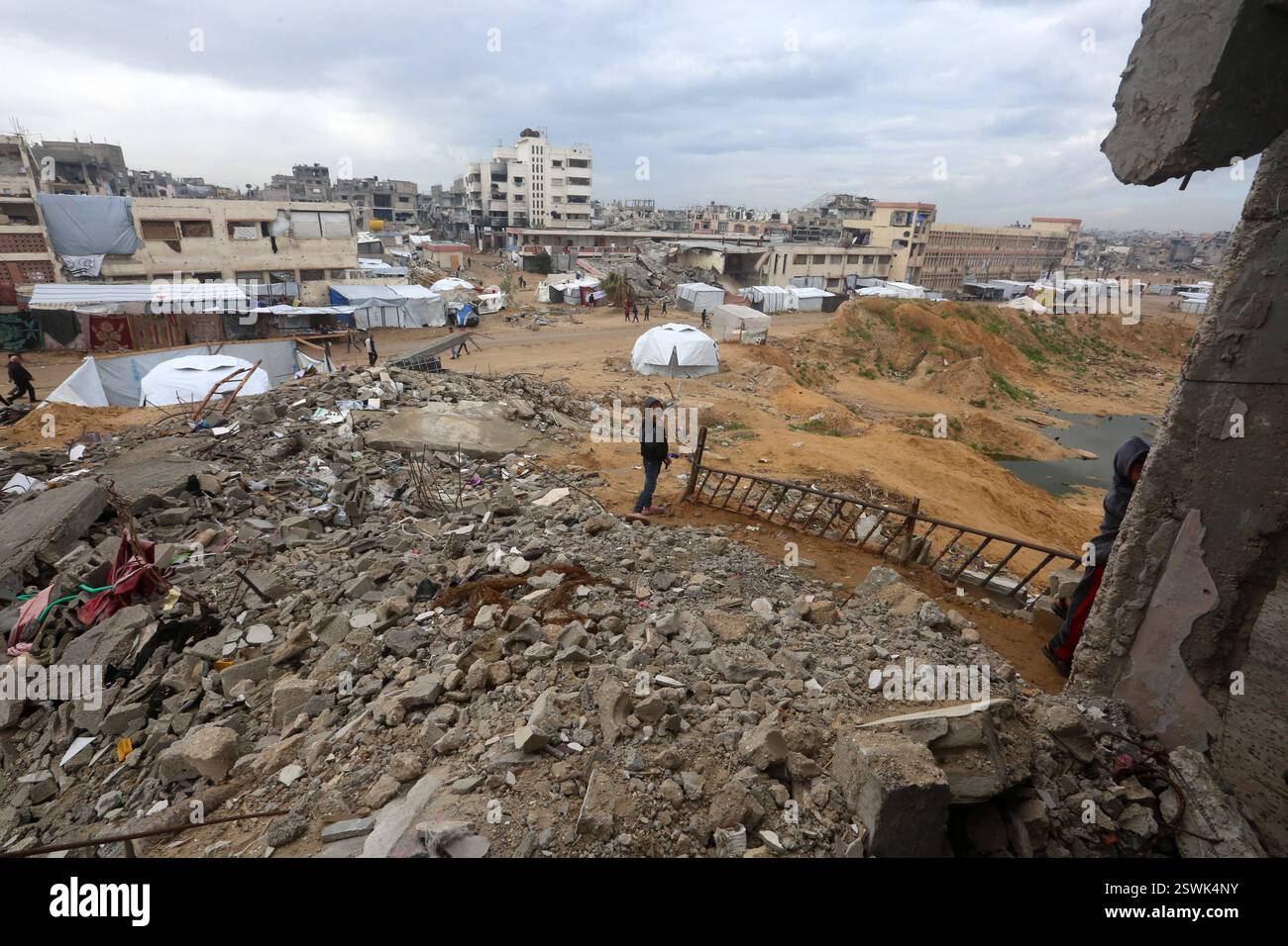 People continue their daily life under difficult conditions at Shujaiya ...