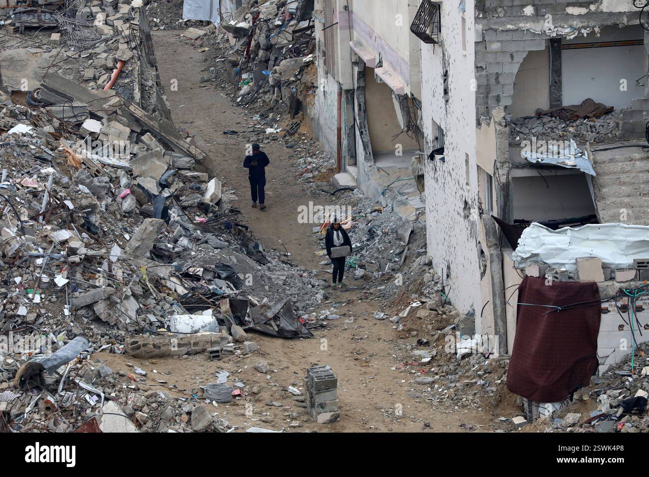 People continue their daily life under difficult conditions at Shujaiya ...