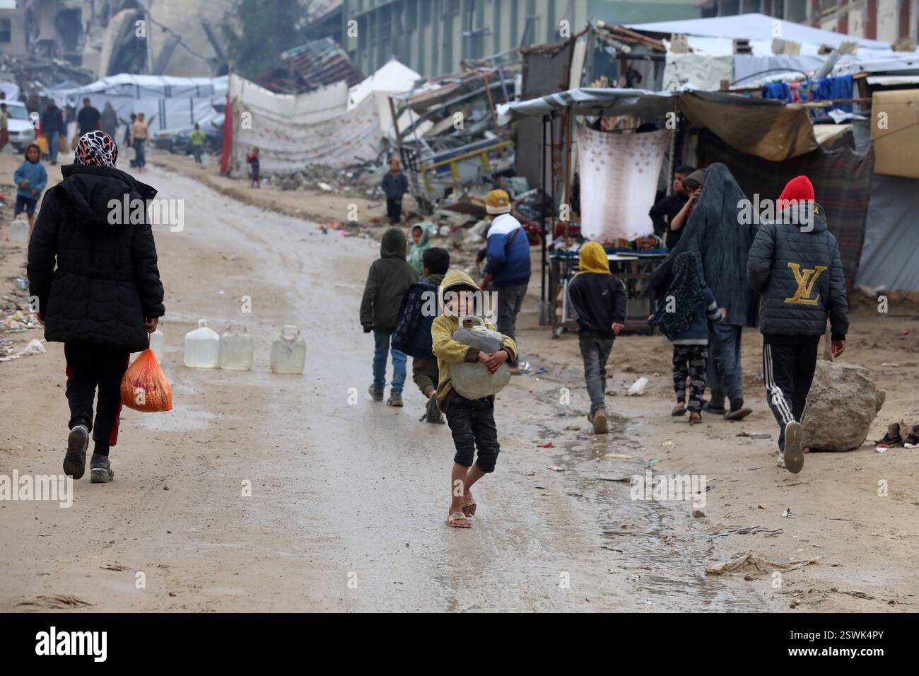 People continue their daily life under difficult conditions at Shujaiya ...