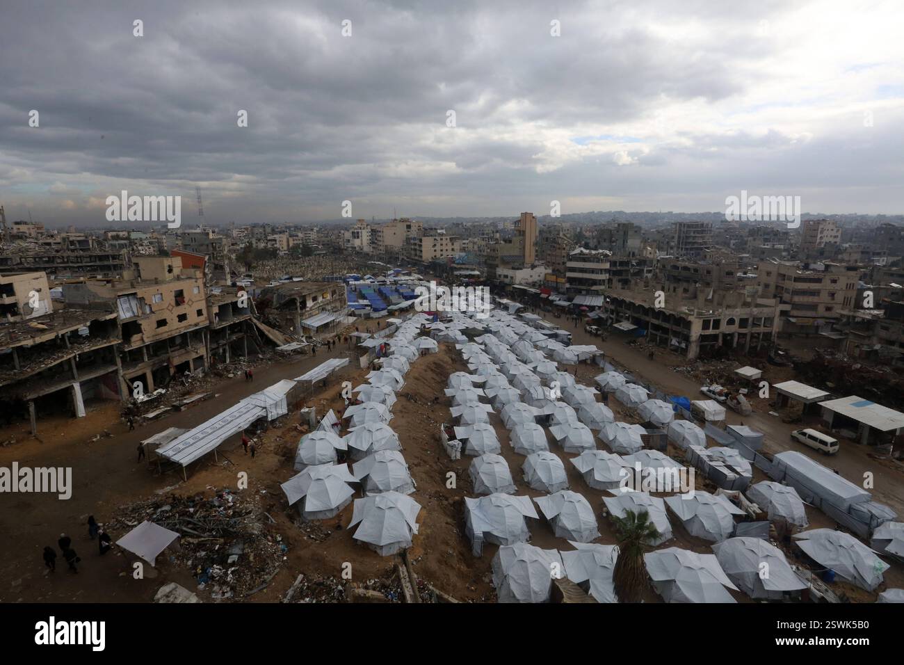 People continue their daily life under difficult conditions at Shujaiya ...